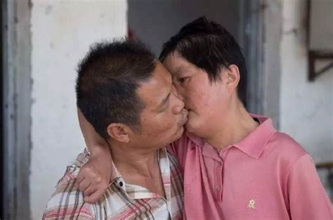 這才是愛情該有的樣子啊 57歲丈夫「每天嘴對嘴親吻妻子」，被酸一大把年紀不害臊！可「知道真相後」全都哭紅眼