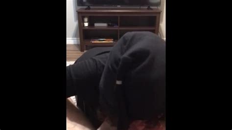 خوب کیر میخوره چه آبی از دهنش میریزه رو کیره پسره التماس میکنه از کون بکنه