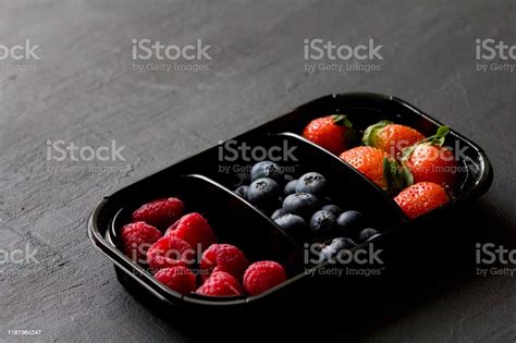 신선한 달콤한 딸기 딸기 블루 베리와 라즈베리트레이에 거짓말 검은 배경에 상자 수확 개념 검은 색 배경에 열매를 섞는다 텍스트에 대한 복사 공간이 있는 과일 건강한 식생활에
