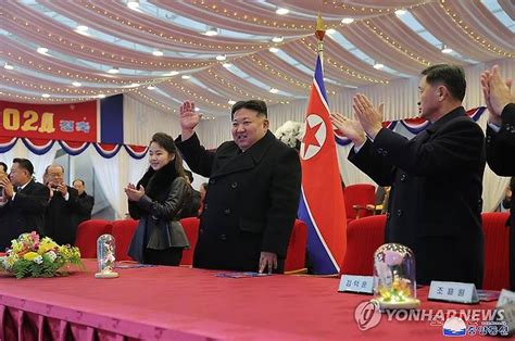 김정은 딸 주애와 신년경축공연 관람