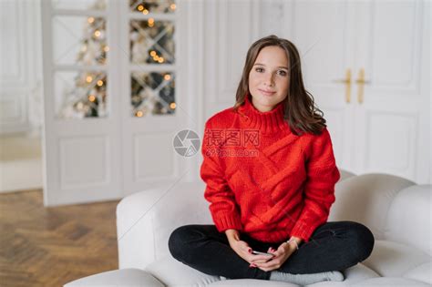 穿红色毛衣的女人在沙发上坐者高清图片下载 正版图片303740776 摄图网