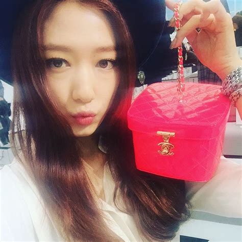 박신혜 블랙 가죽 스커트와 핫핑크 미니백으로 ‘사랑스럽게 디지틀조선일보디조닷컴