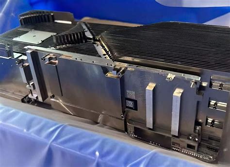 4 槽散熱器設計，它可能是 800w 的 Nvidia Geforce Rtx 4090 Ti 或 Titan 顯示卡 Benchlife