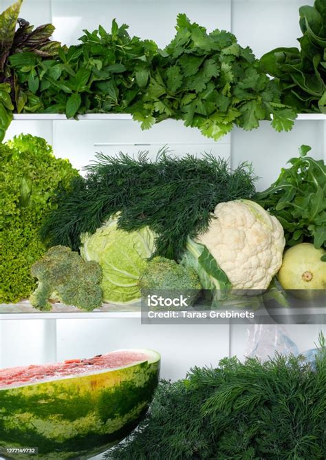 딜과 파슬리 바질 시금치 케일 하단 선반에 수박 반이 있는 냉장고의 내용물의 전면 전경 비건 음식 0명에 대한 스톡 사진 및 기타 이미지 Istock