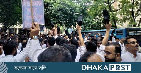 আদালত চত্বরে বিএনপিপন্থিদের জুতা মিছিল