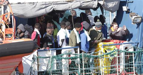 Immigrazione Lampedusa Al Collasso 294 Sbarchi Nella Notte Gli