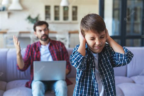 Un Père En Colère Gronde Son Petit Fils Qui Se Tient Offensé Au Premier