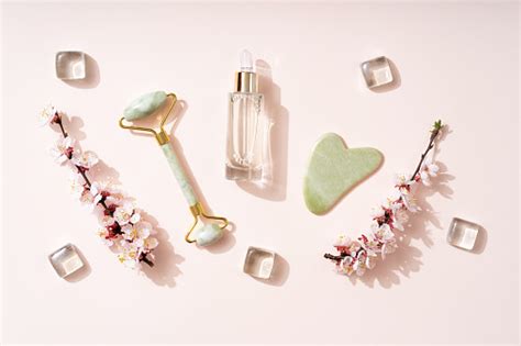 얼굴을위한 화장품 배경 롤러 노화 방지 구아샤 스크레이퍼 스킨 케어 셀프 케어 세트 파스텔 핑크 배경입니다 옥 보석에 대한 스톡 사진 및 기타 이미지 Istock