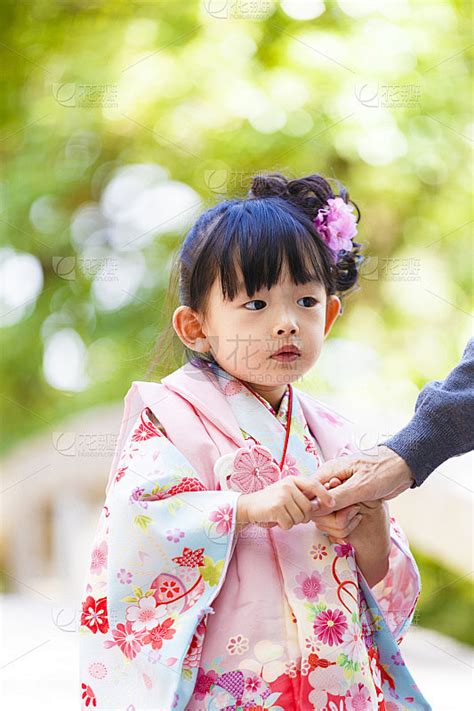 穿着和服的日本女孩