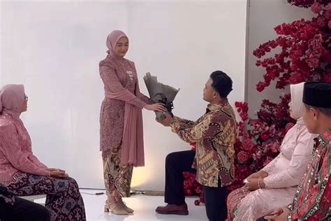 Momen Dimansyah Laitupa Lamar Salma Salsabil Berlutut Berikan Bunga