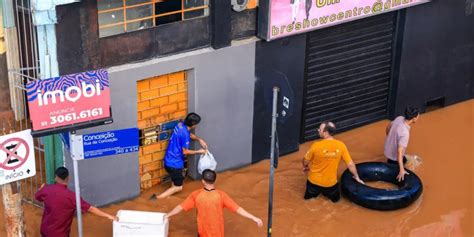 Prefeitura de Porto Alegre suspende operação de resgate barcos