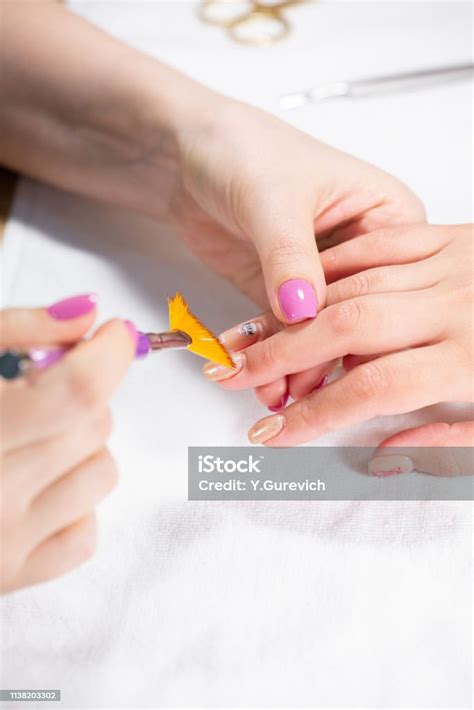 살롱에서 전문가에 의해 젊은 여자 손톱 치료의 매니큐어와 손의 근접 촬영 보기 개념에 대한 스톡 사진 및 기타 이미지 개념 건강관리와 의술 건강한 생활방식 Istock