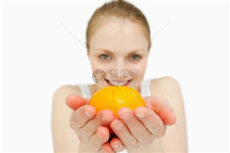 持有橘子的年轻女子高清图片下载 正版图片321403351 摄图网