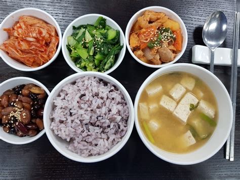 삼인요양병원 5월 7일 중식입니다 흑미밥 두부된장국 닭볶음 모듬콩조림 청경채나물 배추김치