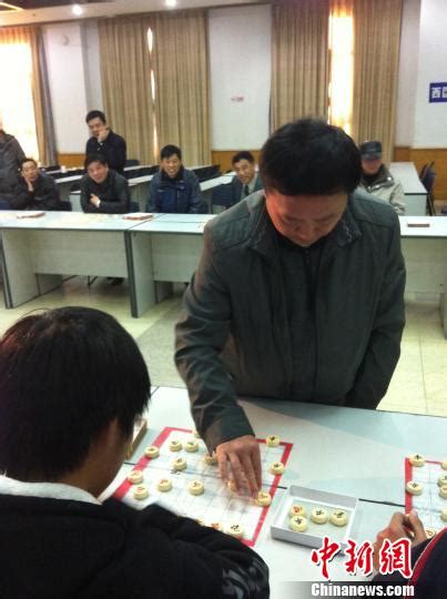 中国新闻网象棋大师徐天红车轮战对抗30人