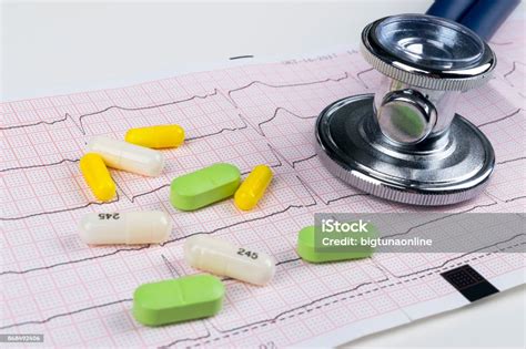 醫用聽診器躺在心電圖圖上的一堆藥丸心臟病保健預防和説明健康的生活或保險的概念心電圖 心電圖 聽診器和不同的藥片 照片檔及更多 俄羅斯 照片