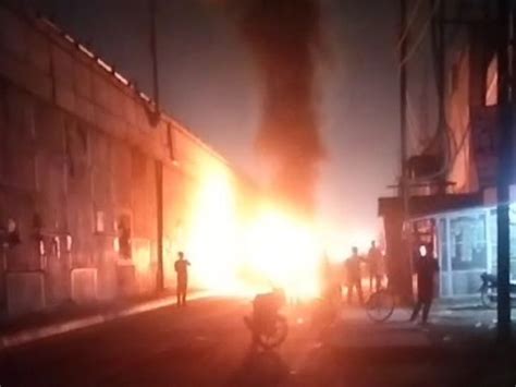 Moving Van Turns Into Ball Of Fire In Kanpur Video कानपुर में चलती