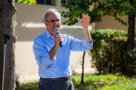 ΔΙΠΛΑ ΣΤΟΥΣ ΜΑΘΗΤΕΣ ΑΠΟ ΤΟ ΠΡΩΤΟ ΚΟΥΔΟΥΝΙ Ο ΔΗΜΑΡΧΟΣ ΚΗΦΙΣΙΑΣ ΓΙΩΡΓΟΣ