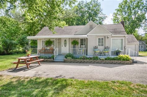 1320 S Vassar Rd Burton Mi 48509 Mls 2200054183 Redfin