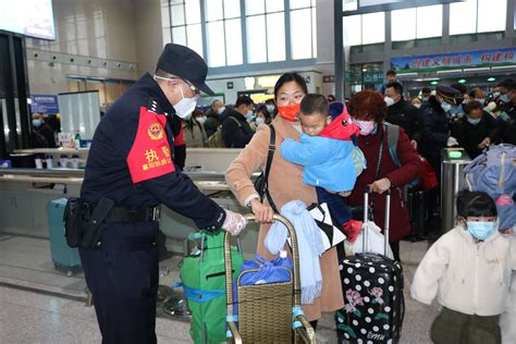 天门铁警用心温暖旅客走向通往“春天”的旅途 搜狐大视野 搜狐新闻