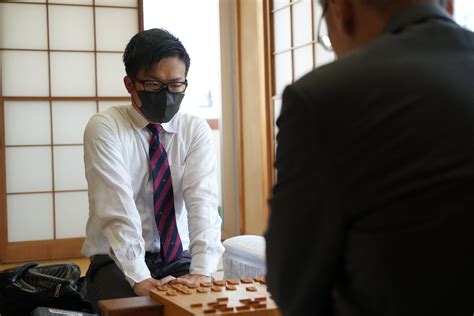 朝日新聞将棋取材班 On Twitter 北〕b級2組順位戦。戸辺誠七段ー中村修九段戦。先手の戸辺七段は石田流に構えました。対抗形の相穴熊