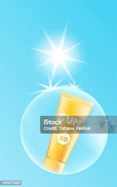 구름과 햇빛이 있는 푸른 하늘의 벡터 일러스트레이션으로 Spf 50의 자외선 차단제 튜브가 특징입니다 여름 세일 프로모션 전단지