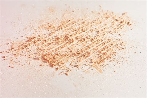 밝은 배경의 표면에 적용된 무채색 페이스 파우더입니다 평면도 평평한 위치 복사할 공간이 있습니다 파우더 텍스처 고화질 사진