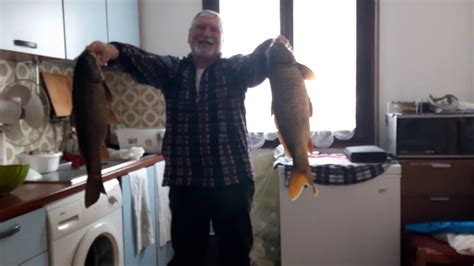 Дед счастливый, сазан поймался а кто досмотрит до конца видео, увидит ...