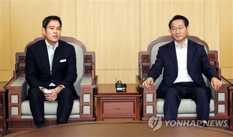 대화하는 정용진 신세계 부회장과 유정복 인천시장 연합뉴스
