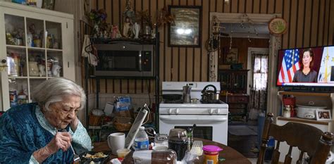 Meals On Wheels Volunteers Help 24 Million Us Seniors Get Enough To