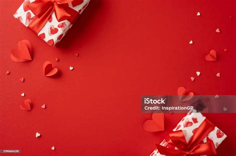 빨간 배경에 선물 상자와 하트 장식이 있는 아름 다운 발렌타인 데이 장면 사랑을 축하하고 사려 깊은 선물로 로맨틱한 감정을 표현하기에 완벽합니다 0명에 대한 스톡 사진 및