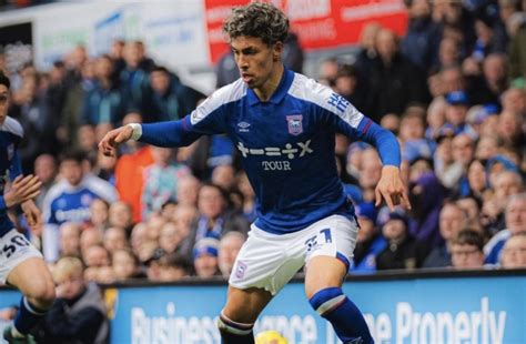 Jeremy Sarmiento logró una victoria con el Ipswich que los pone a un