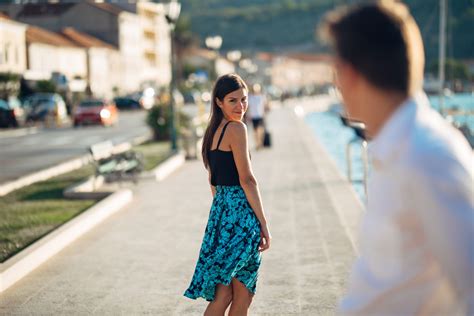 10 razones de por qué un hombre te mira de lejos y de cerca te ignora