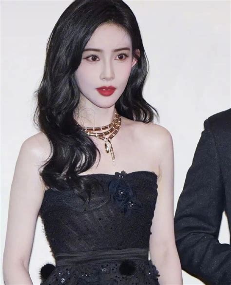 30岁孟子义黑天使造型刷屏，翅膀背后藏着每个女人的自信密码