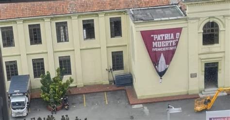 Apareció Una Bandera Con La Imagen De Fidel Castro En Antiguo Edificio Del Ejército En Bogotá