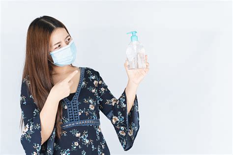 코로나바이러스를 보호하기 위한 의료보호 페이스 마스크를 착용한 아시아의 아름다운 행복한 힙스터 여성 필터 먼지 Pm 25 흰색
