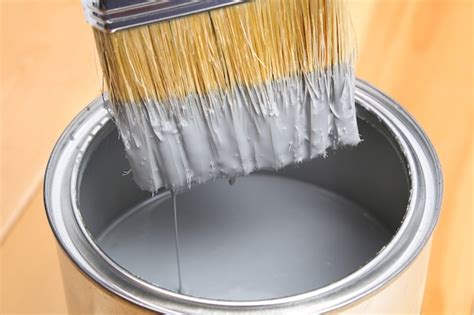 Abrir Lata De Pintura Con Un Pincel Al Lado Foto Premium