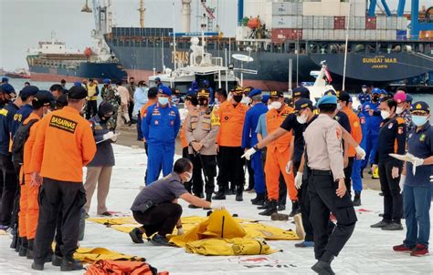 SAR Polri Temukan Bagian Tubuh Penumpang Dan Properti Pesawat