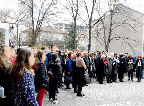 Професорот по ликовно ѝ подари монументална скулптура на гимназијата „Корчагин“