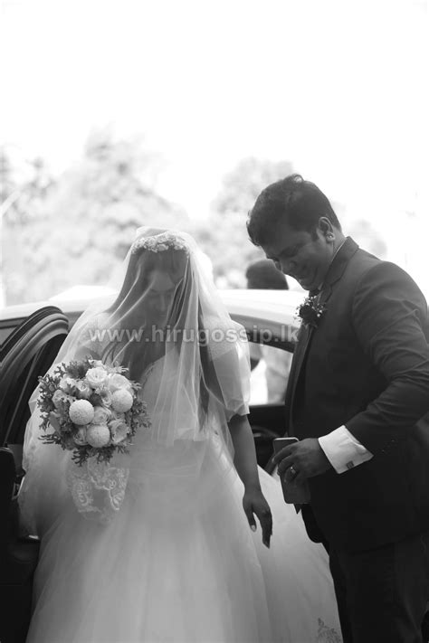 මාව අමතක කළාට මගේ ජීවිතේ අලුත් පිටුවක් පුරා මහ සයුරේ රැළි” වැනි