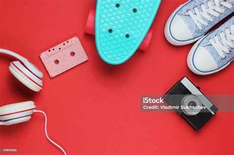 힙스터 의상 스케이트 보드 헤드폰 오디오 카세트 빨간색 배경에 운동화 창조적 인 패션 미니멀리즘 최소한의 여름 재미 팝 아트
