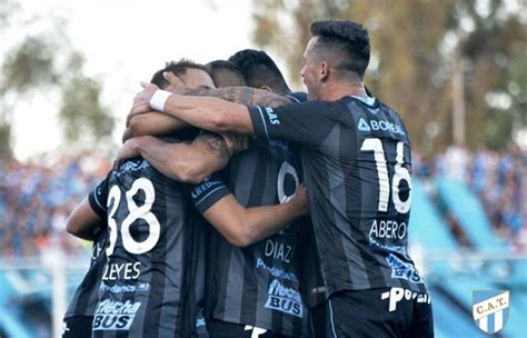 Atlético Tucumán goleó a Belgrano y se acerca al puntero Racing Club