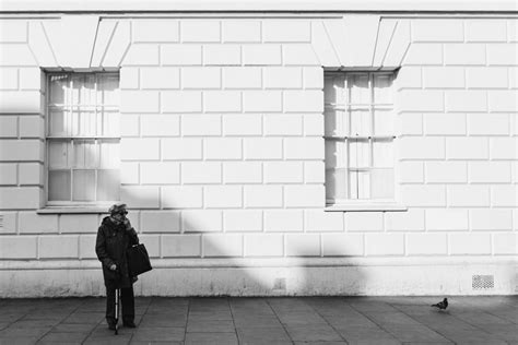 배경 화면 런던 사람들 화이트 검은 단색화 거리 건축물 건물 그림자 겨울 벽돌 사진술 대칭 집 영국 무늬 서 있는 하부 구조 각도 빛