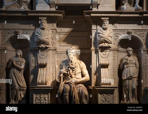 La Statua Di Mosè Dalla Tomba Di Papa Giulio Ii Nella Chiesa Di San