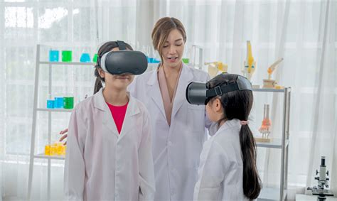가상 현실을 착용하고 실험실에서 의사와 함께 배우는 아시아 어린이 신체 검사 및 과학 교육 수업을위한 Vr 헤드셋 안경 장치