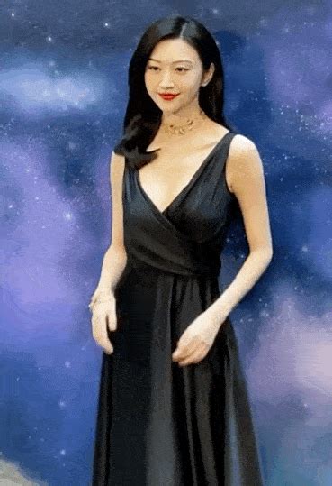 生图能打景甜穿深V黑裙性感撩人 红唇卷发超妩媚 搜狐大视野 搜狐新闻