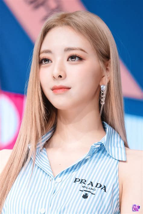 220717 Itzy Yuna Sneakers At Sbs Inkigayo Kpopping
