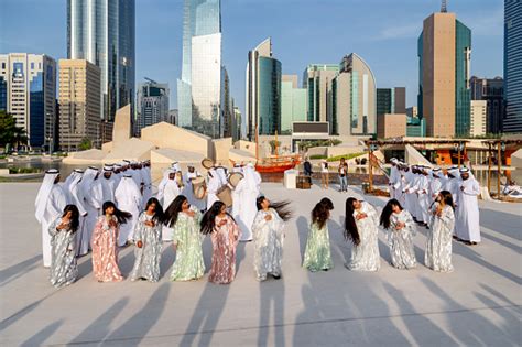 알 호스른 페스티벌에서 전통 에미리트 남성 알 아얄라 춤 Eid Mubarak에 대한 스톡 사진 및 기타 이미지 Eid