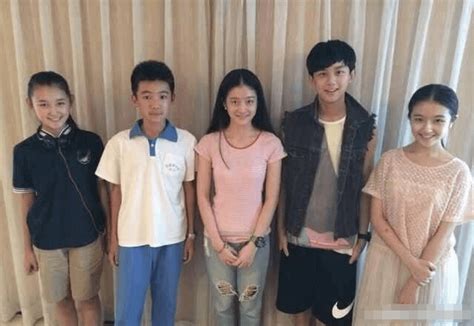 吴磊蒋依依童年一起拍吻戏，三人合照张雪迎一个小动作很暖心！ 360娱乐，你开心就好