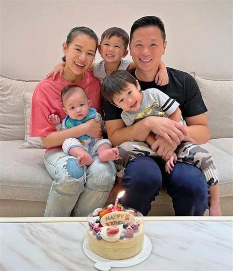 胡杏儿老公52岁生日夜店玩嗨，李乘德半醉搂抱美女贴脸窃窃私语凤凰网
